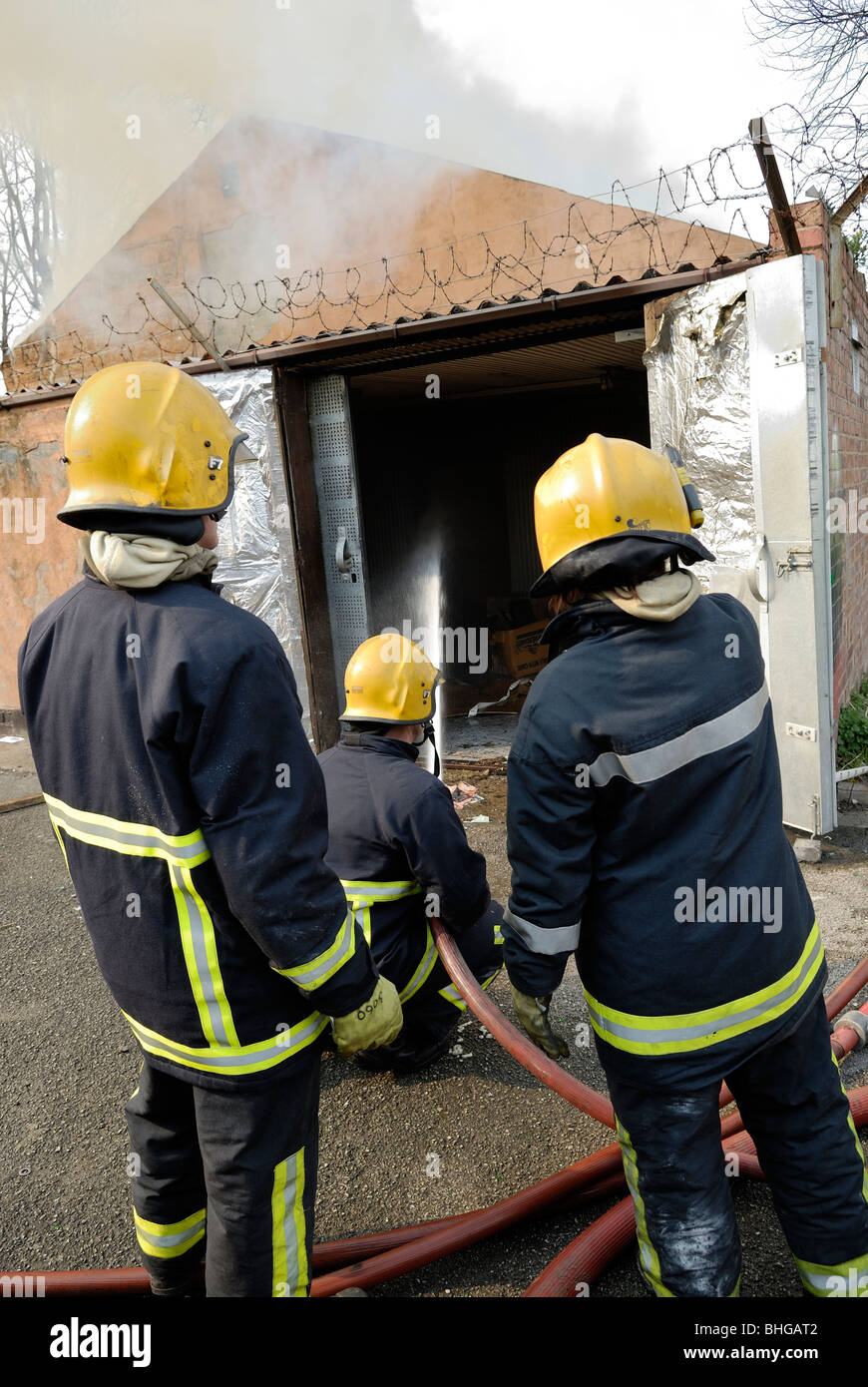 Commercial car garage on fire Stock Photo - Alamy