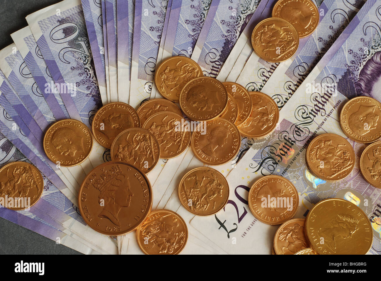Twenty pound notes with gold sovereigns Stock Photo - Alamy