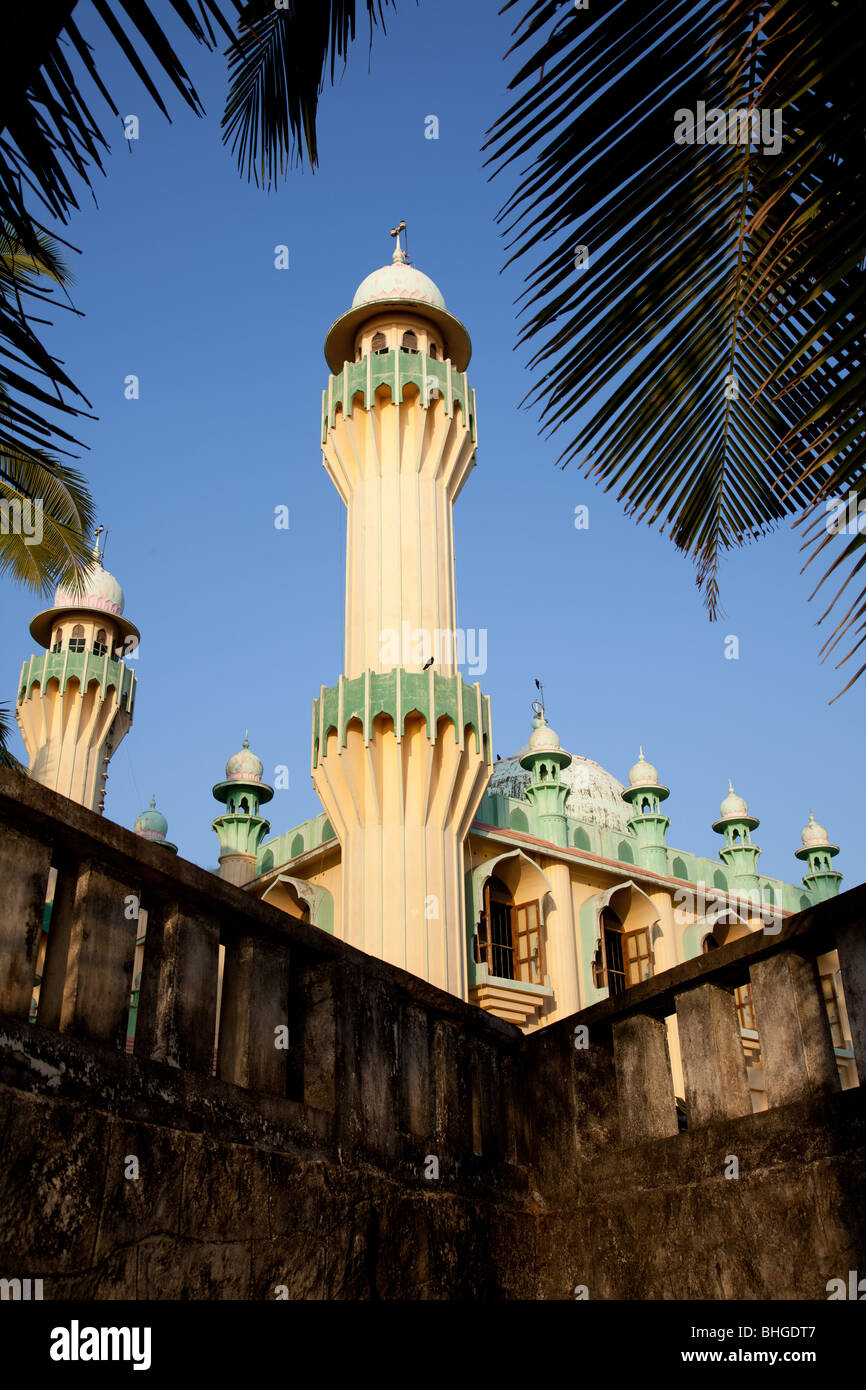 Mosque on a tropical beach outside of Varkala Stock Photo - Alamy