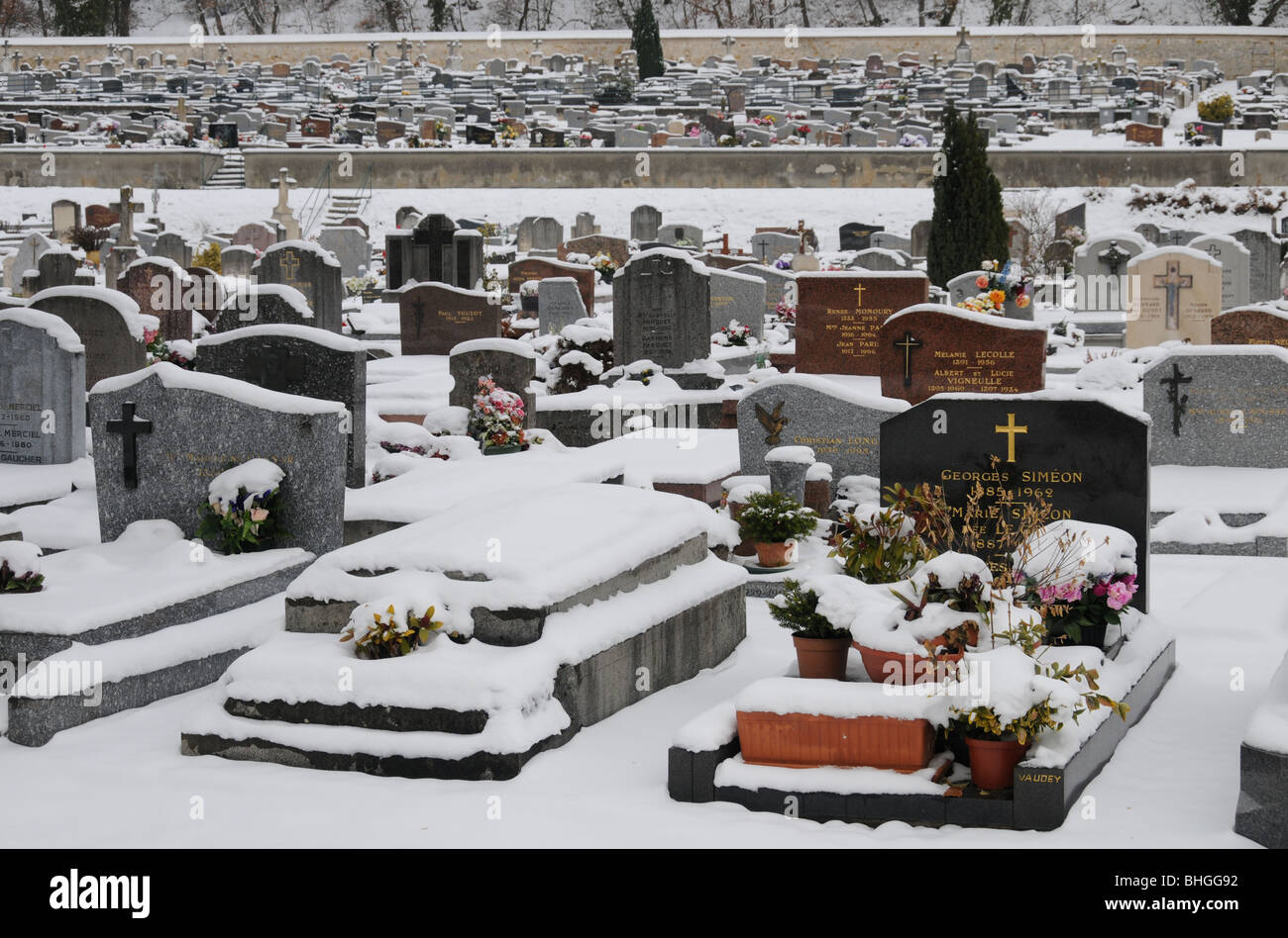 Graveyard snow graves hi-res stock photography and images - Alamy