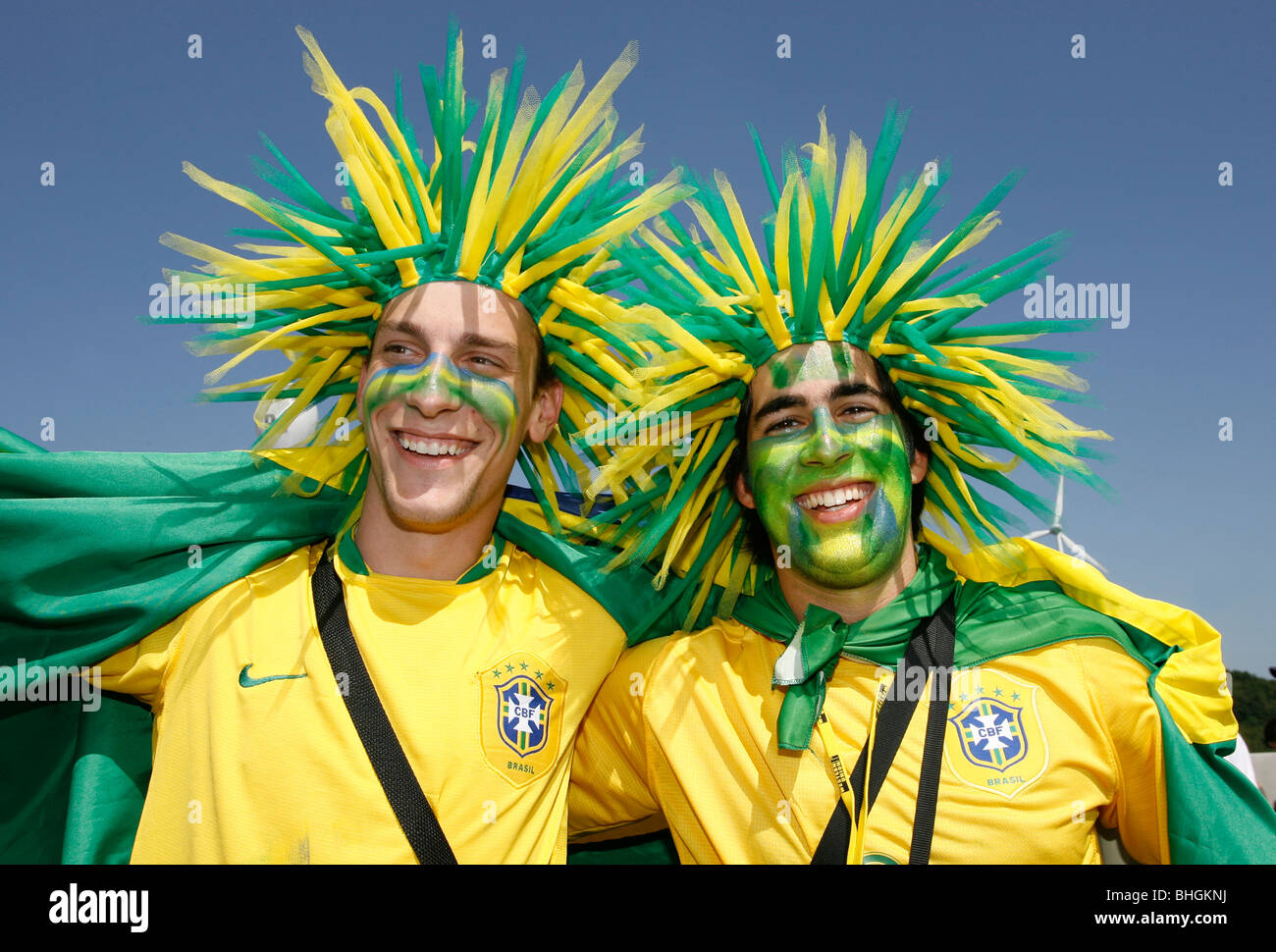 Crowds cheering during world cup hi-res stock photography and images ...