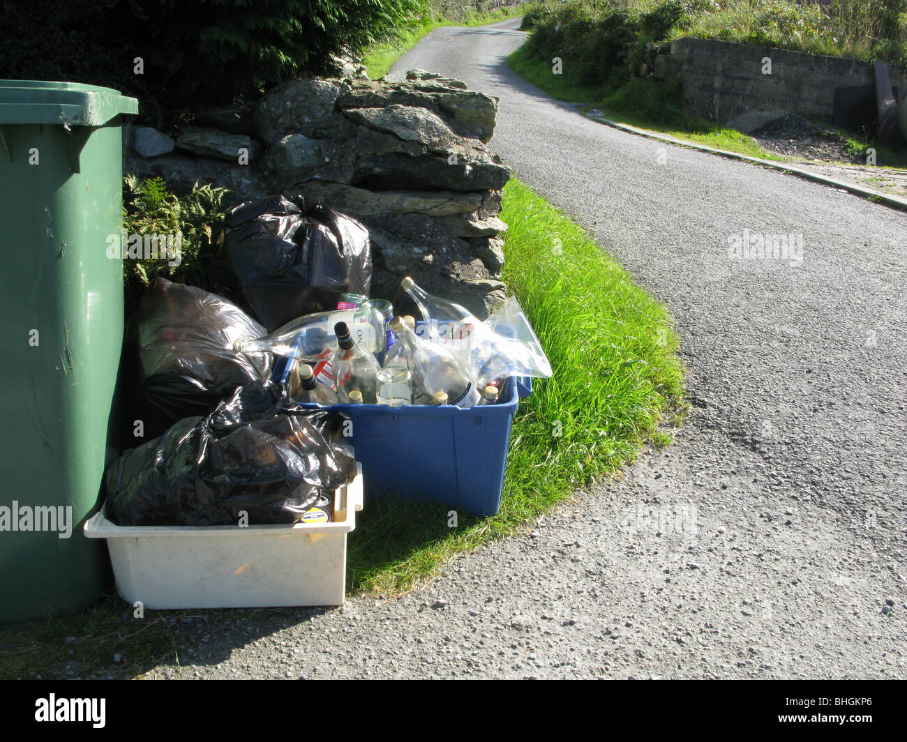 Full bins outside home hi-res stock photography and images - Alamy