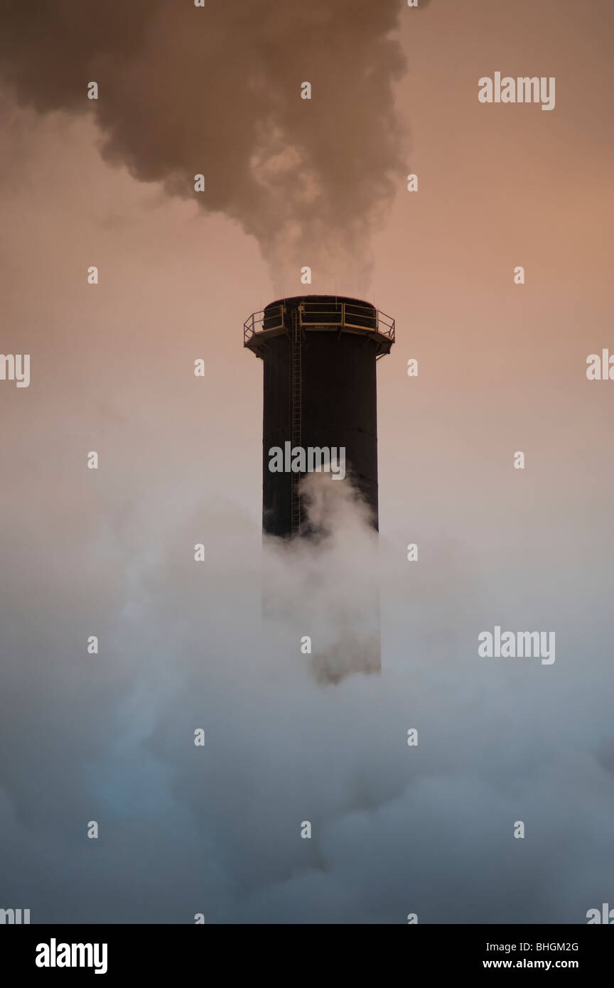 Industrial smoke stack pouring pollution into the air Stock Photo - Alamy