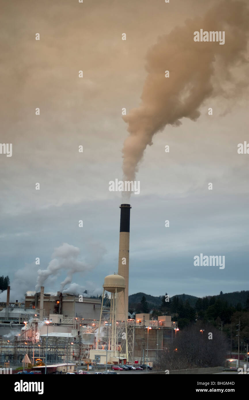 Industrial smoke stack pouring pollution into the air Stock Photo - Alamy