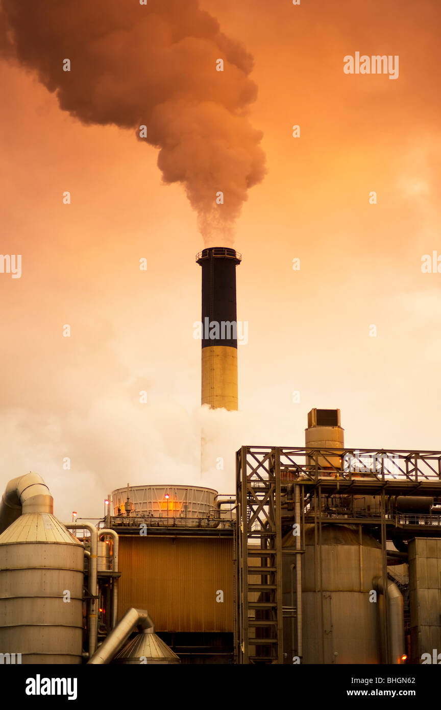 Industrial smoke stack pouring pollution into the air Stock Photo - Alamy