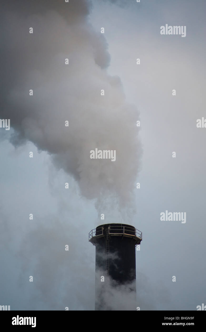 Industrial smoke stack pouring pollution into the air Stock Photo - Alamy