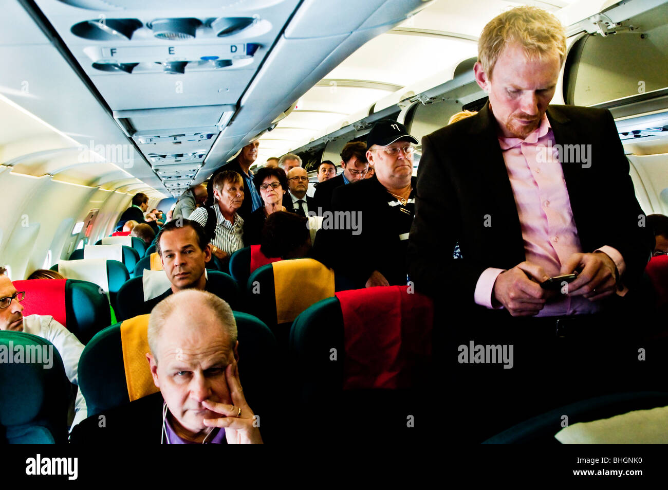 Airport wait waiting plane landing hi-res stock photography and images ...