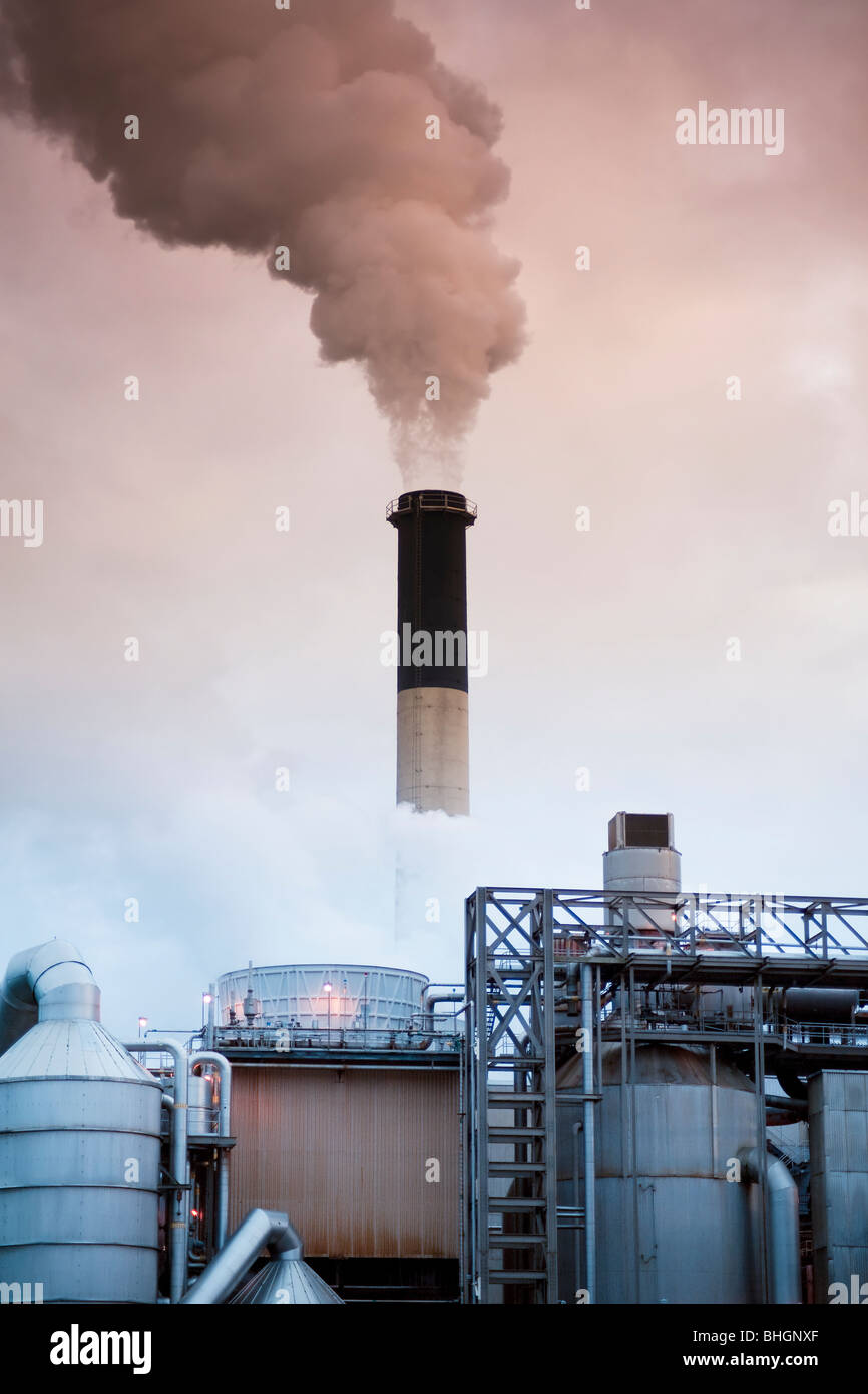 Industrial smoke stack pouring pollution into the air Stock Photo - Alamy