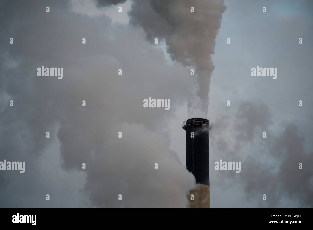 Industrial smoke stack pouring pollution into the air Stock Photo - Alamy