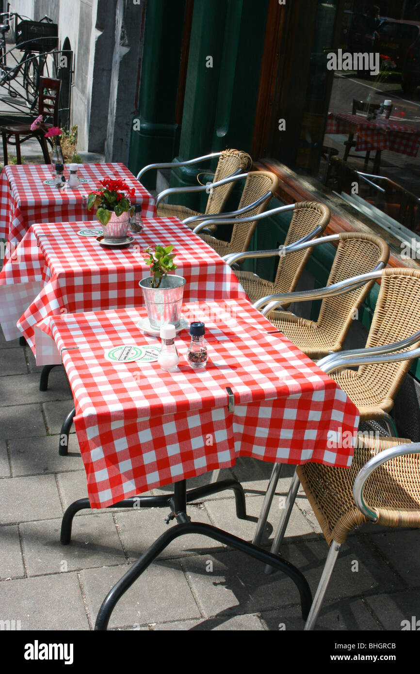 Empty tables in a restaurant hi-res stock photography and images - Alamy