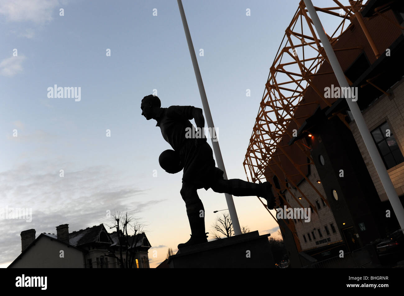 Statue of Wolverhampton Wanderers Football Club legend Billy Wright at ...