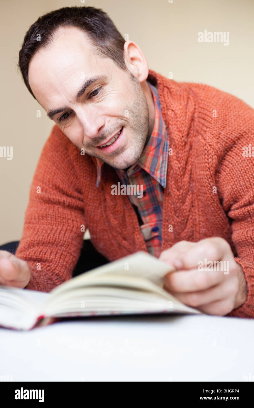man reading book Stock Photo - Alamy