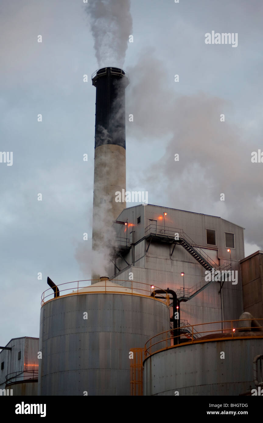 Industrial smoke stack pouring pollution into the air Stock Photo - Alamy