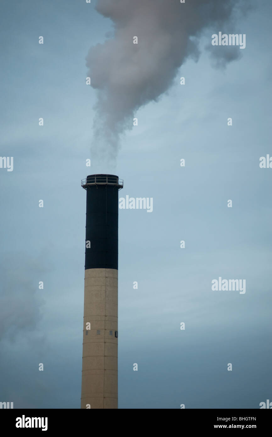 Industrial smoke stack pouring pollution into the air Stock Photo - Alamy