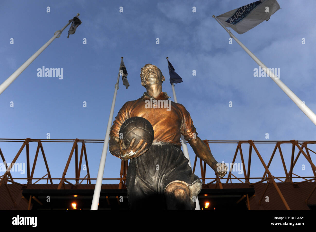 Statue of Wolverhampton Wanderers Football Club legend Billy Wright at ...