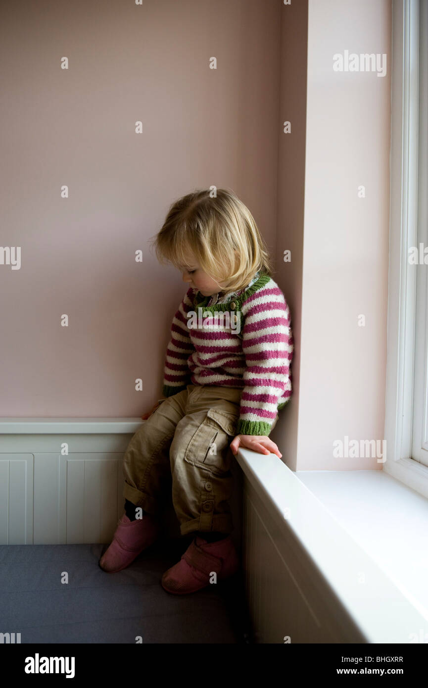 Child sitting in corner hi-res stock photography and images - Alamy
