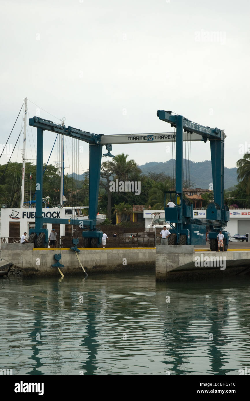 Marine travelift and shipyard staff awaiting boat Stock Photo - Alamy