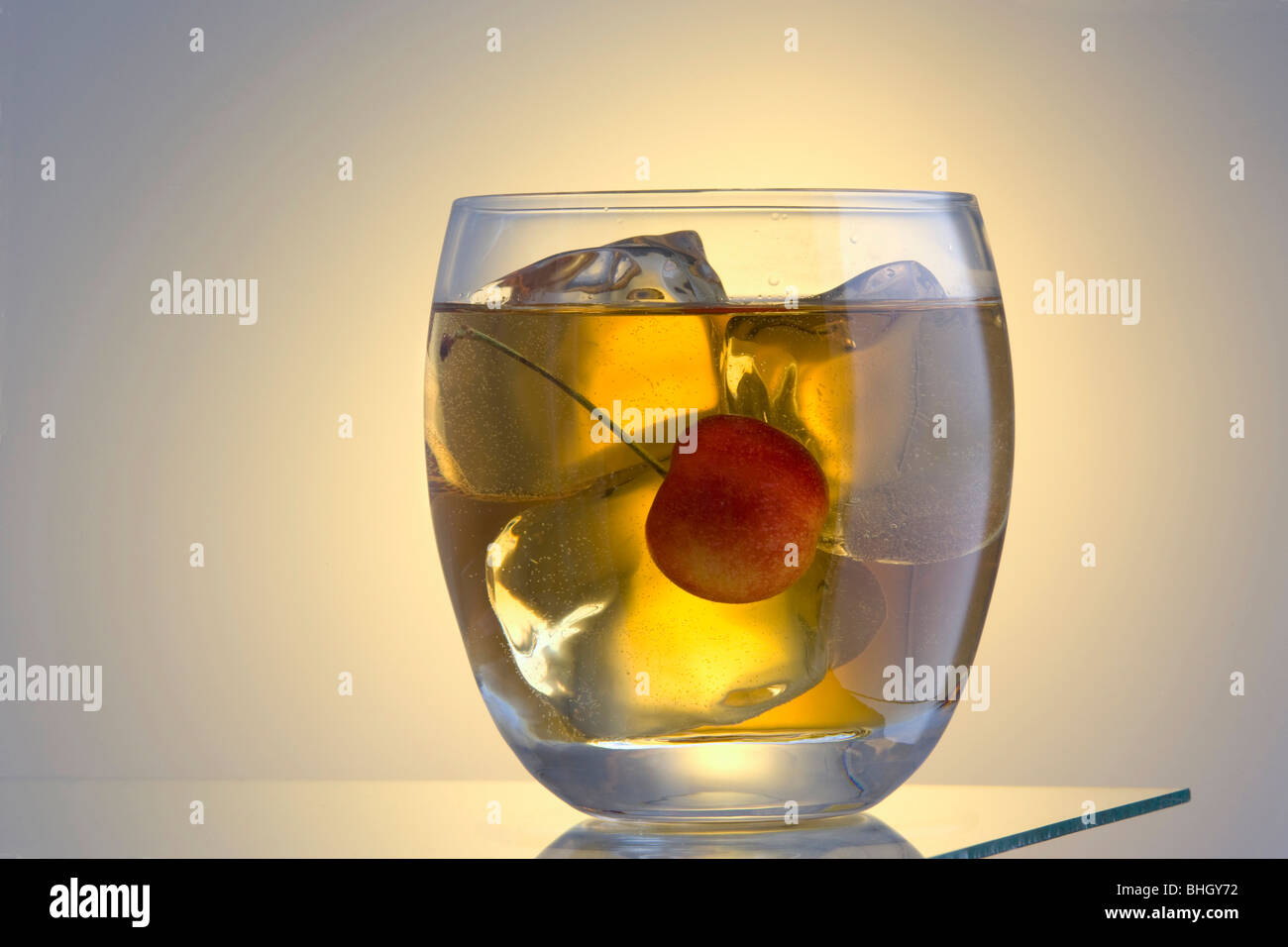 Manhattan cocktail on rocks hi-res stock photography and images - Alamy