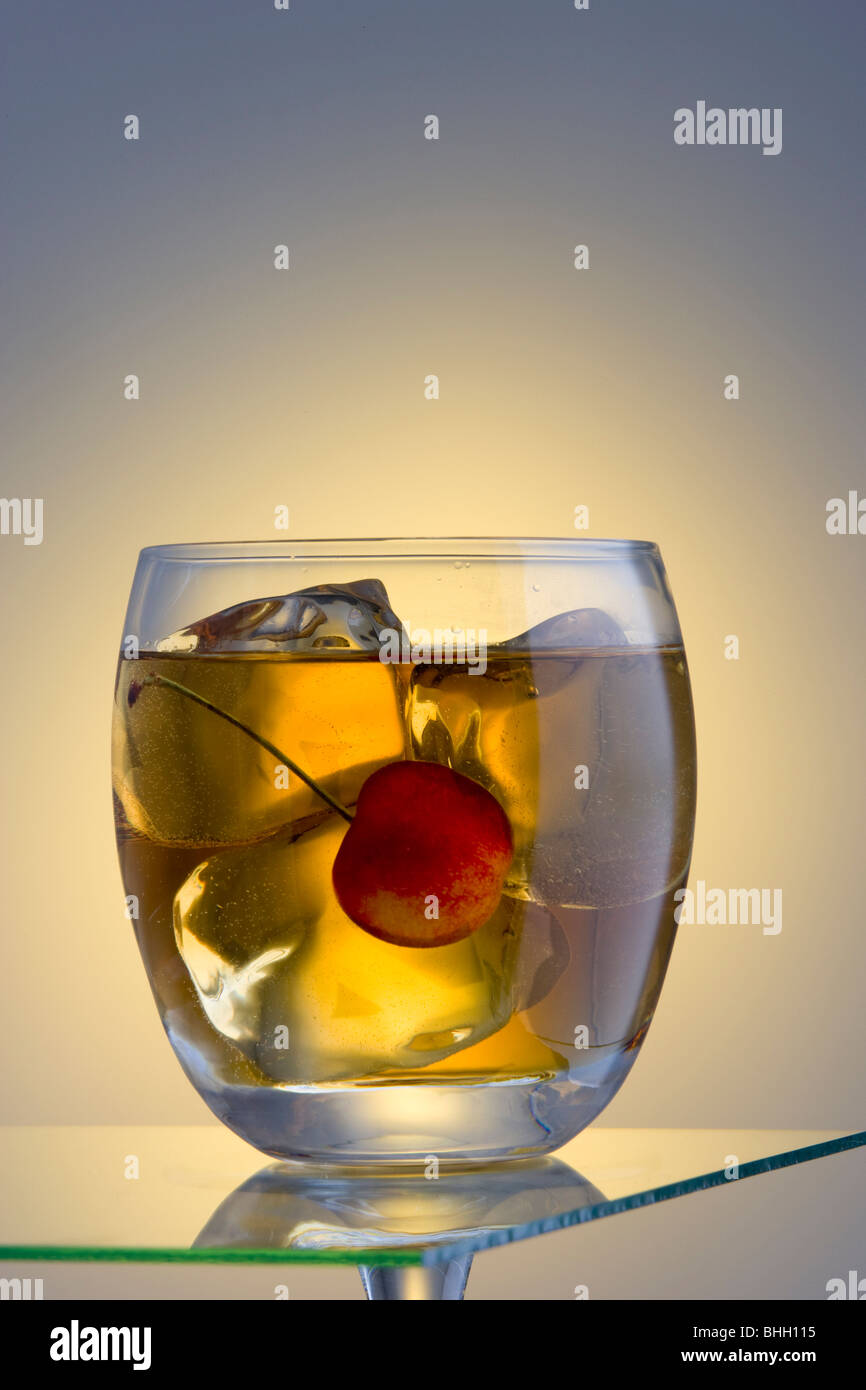 Manhattan cocktail hi-res stock photography and images - Alamy