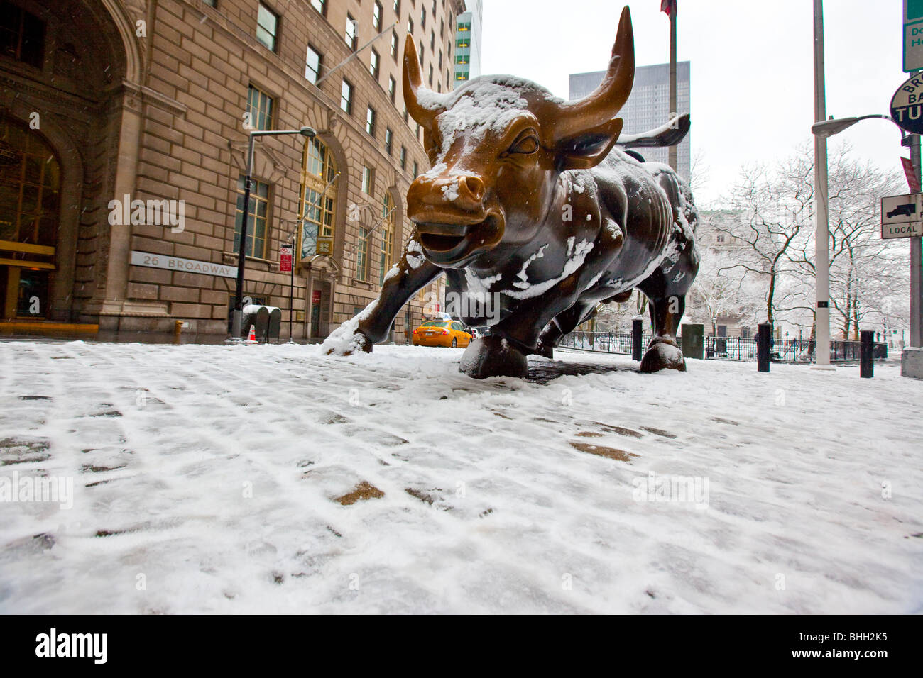 Wall street bull in snow hi-res stock photography and images - Alamy
