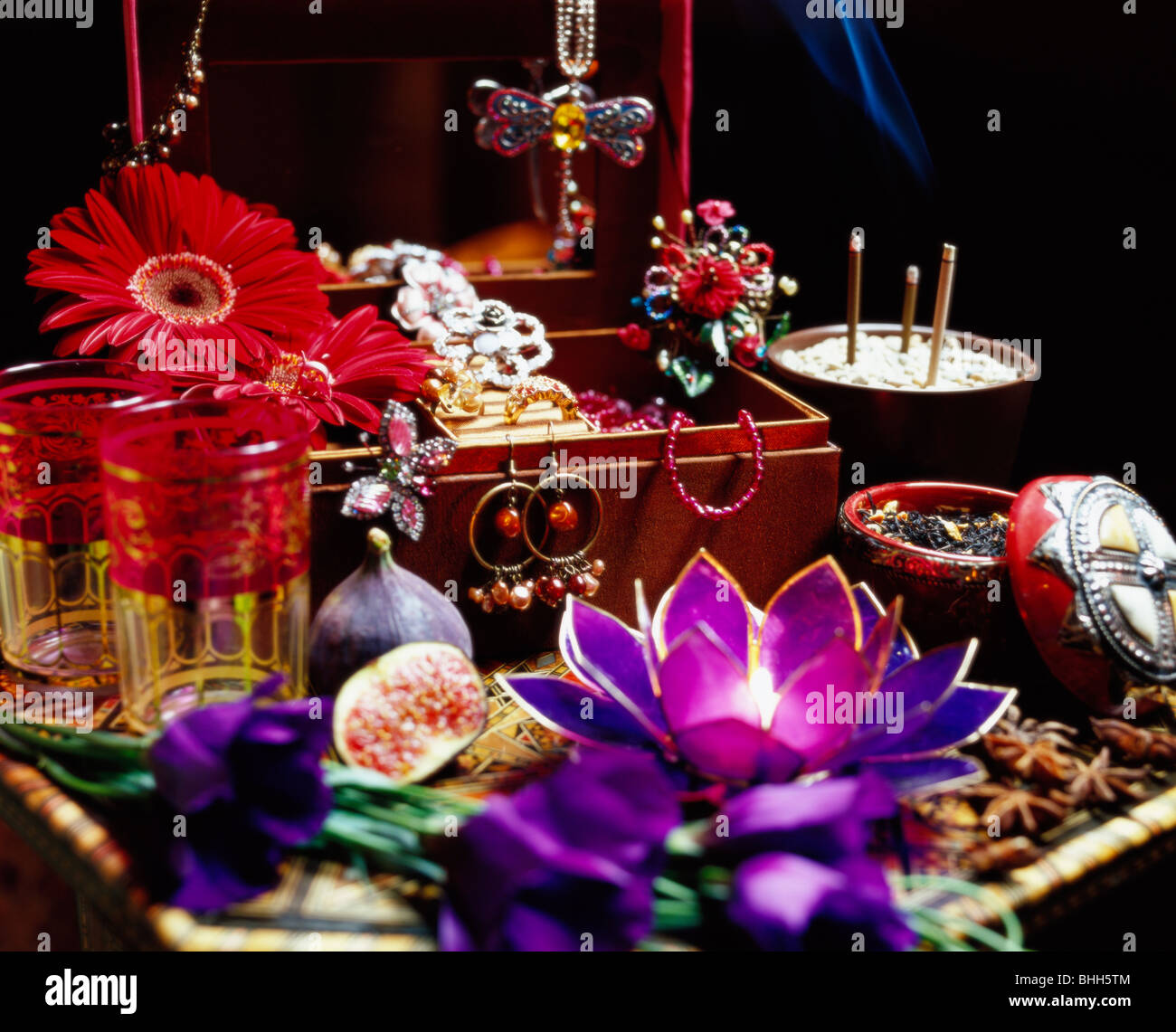 Oriental objects hi-res stock photography and images - Alamy