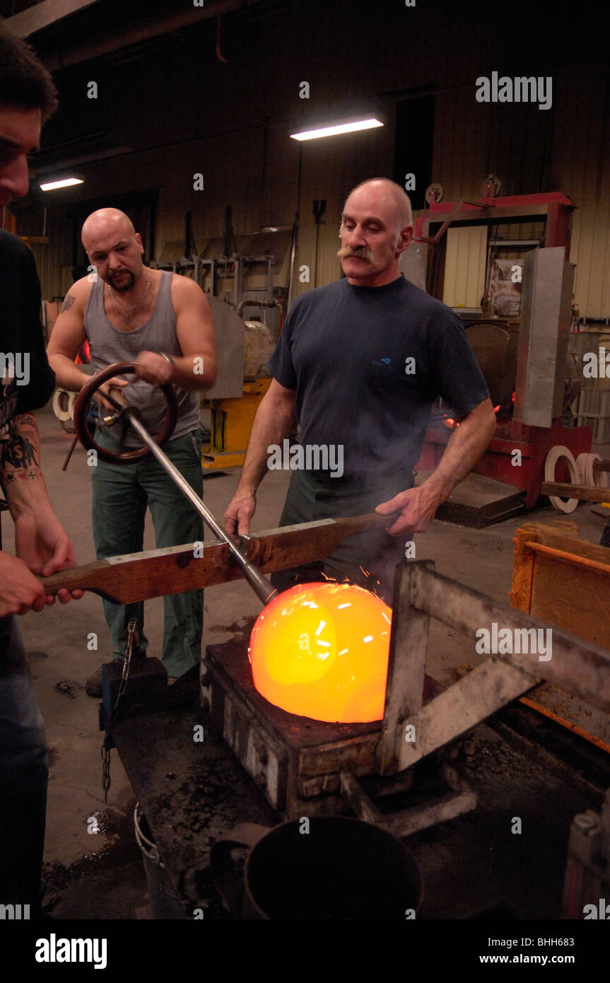 man shaping a 15kg piece of molten glass in a wooden mould Stock Photo ...