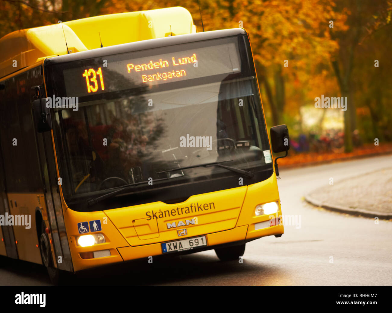 Yellow bus hi-res stock photography and images - Alamy