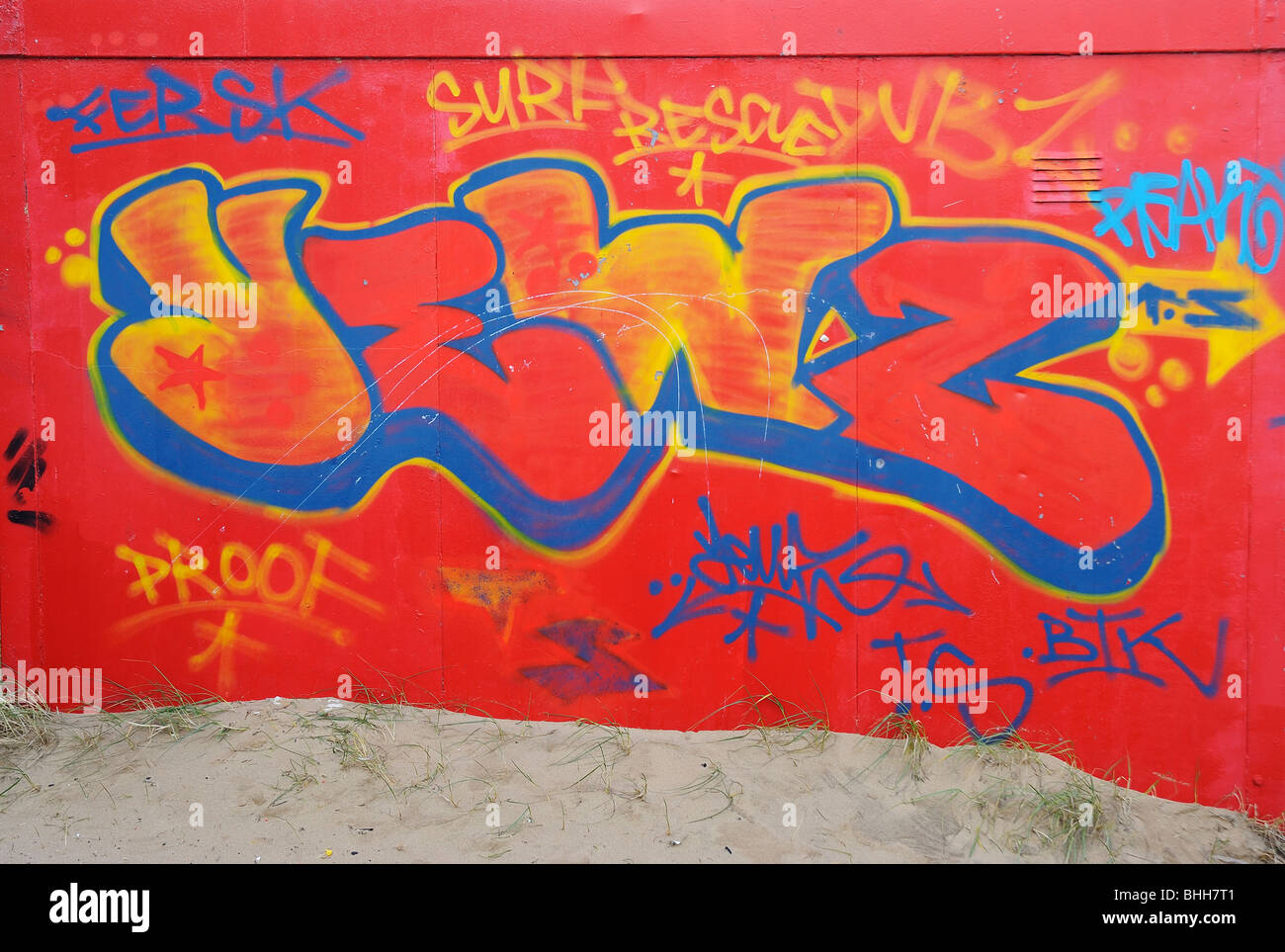 Red and blue graffiti hi-res stock photography and images - Alamy
