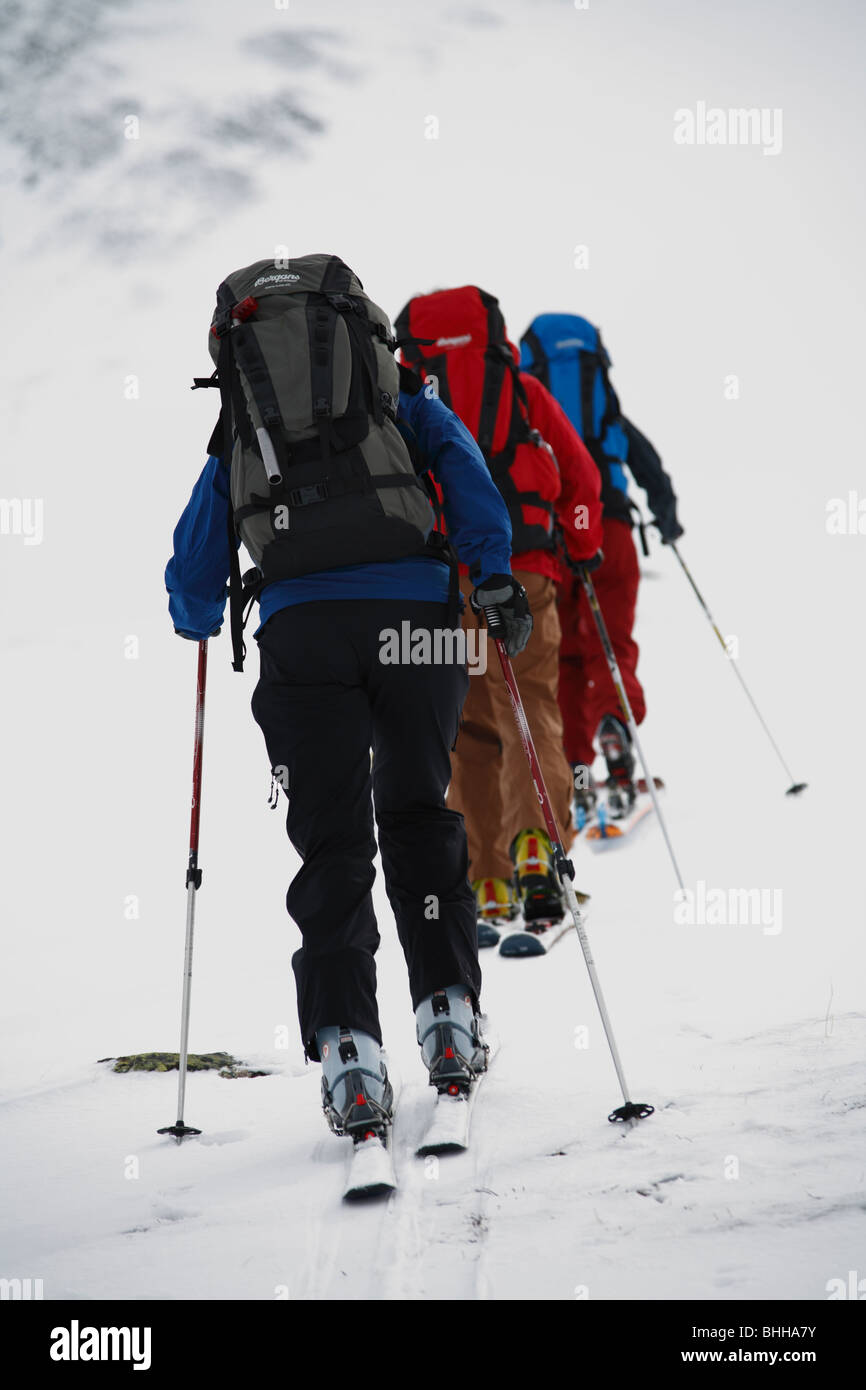 Skiers queueing hi-res stock photography and images - Alamy