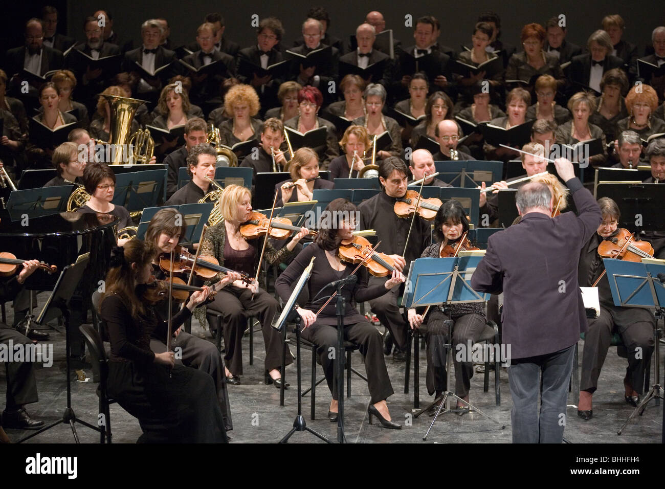 National symphony orchestra conductor hi-res stock photography and ...