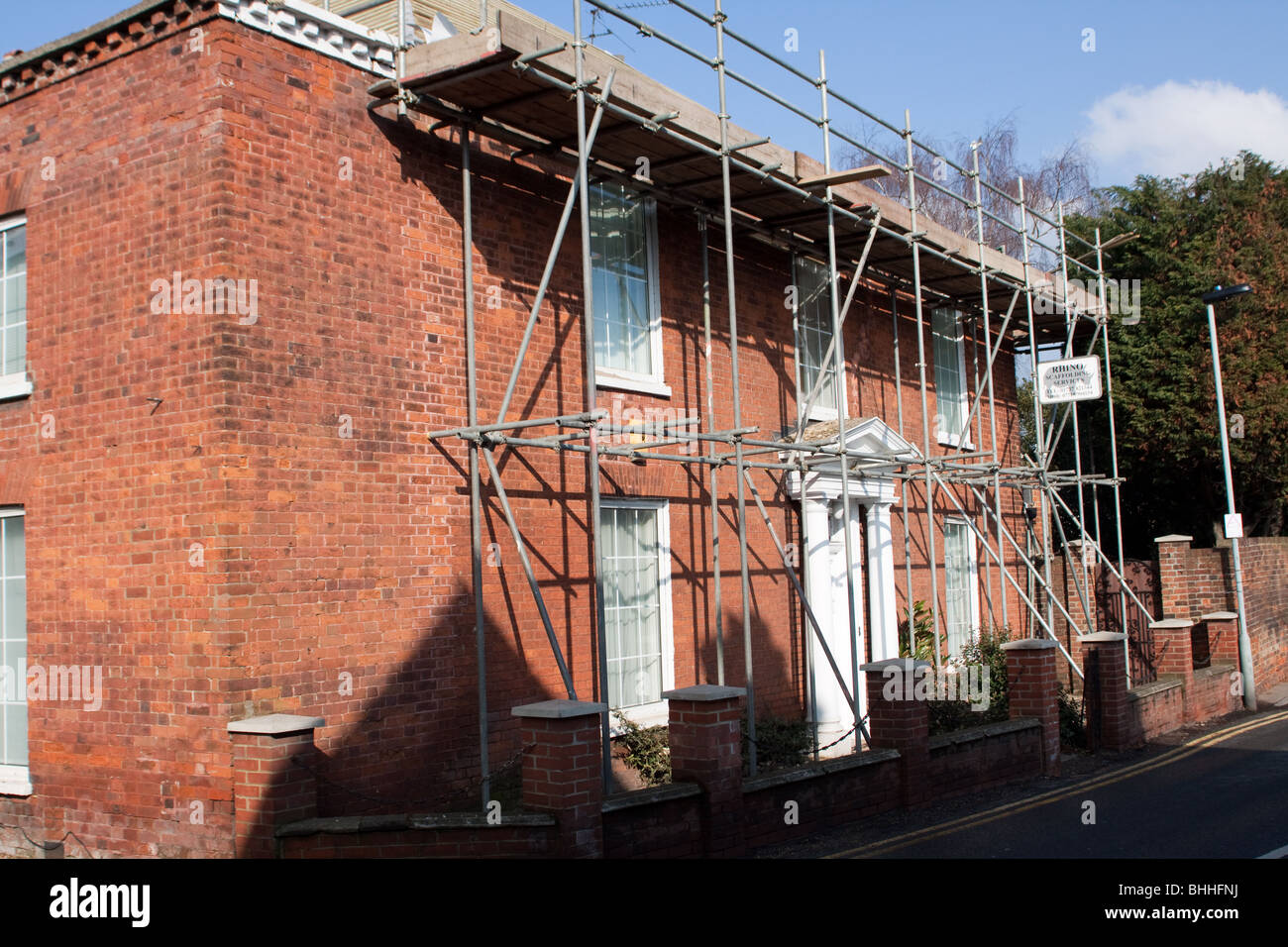 Scaffolding outside a house Stock Photo - Alamy