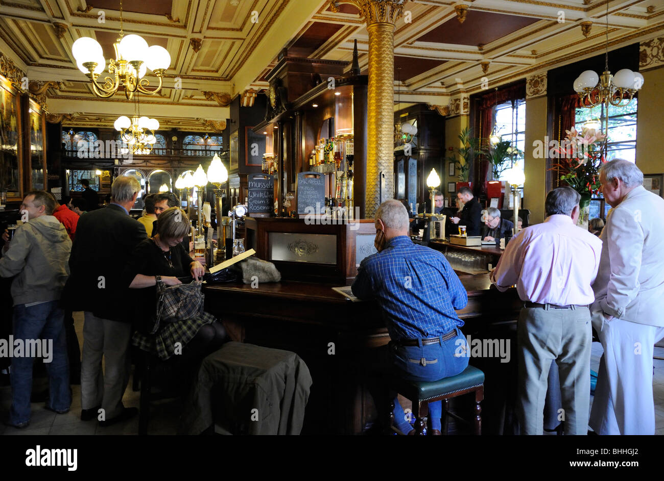 Traditional scottish pub interior hi-res stock photography and images ...