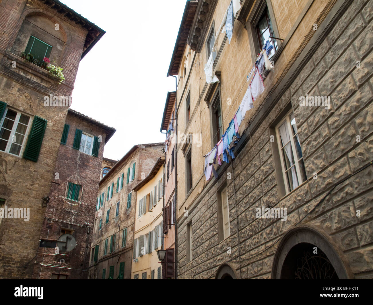 Laundry hanging from washing lines hi-res stock photography and images ...