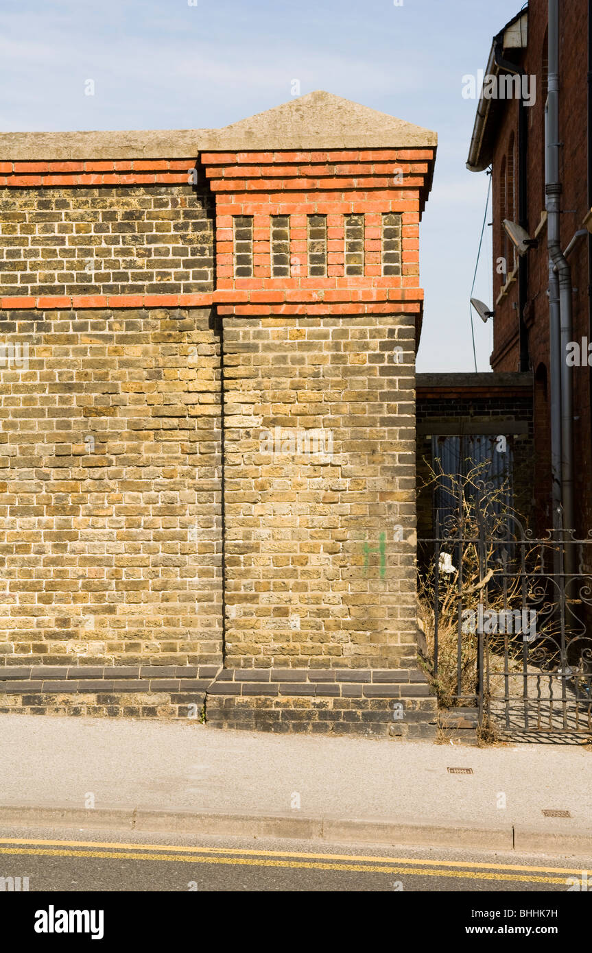 Stone pillar end wall hi-res stock photography and images - Alamy