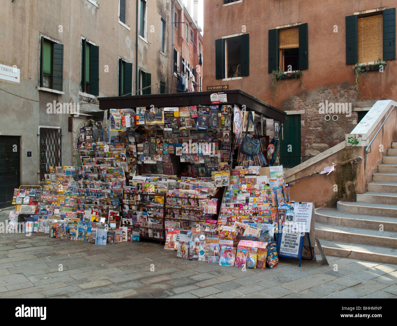 Magazines stall hi-res stock photography and images - Alamy