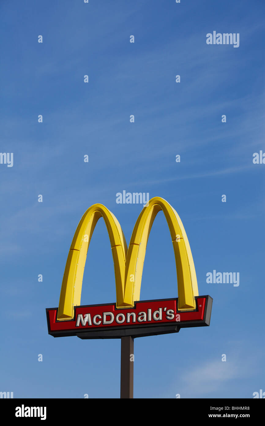 Mcdonalds sign and logo hi-res stock photography and images - Alamy