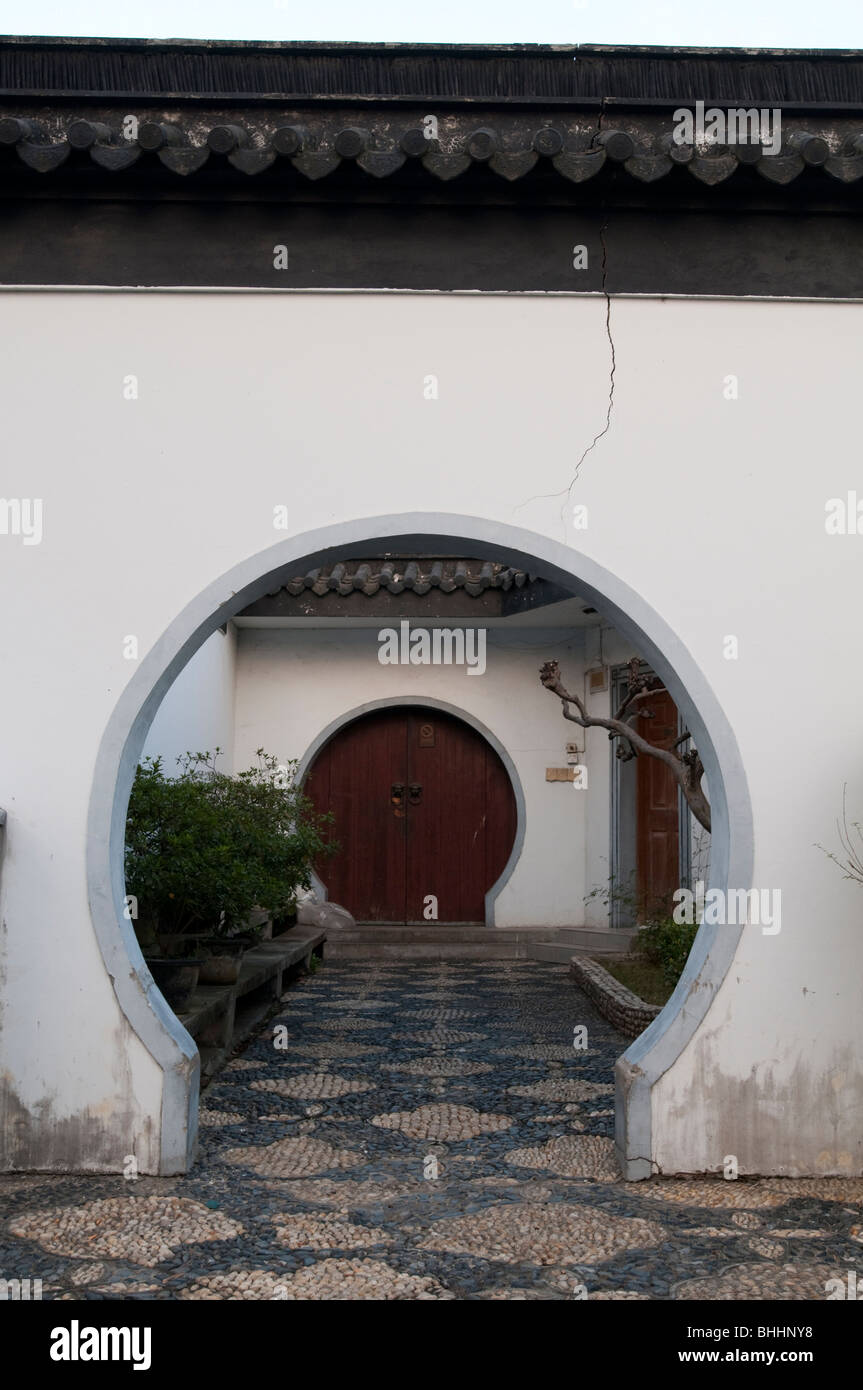 Chinese round door hi-res stock photography and images - Alamy