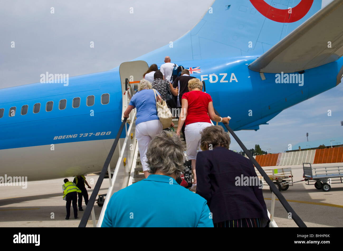 Passengers boarding aircraft hi-res stock photography and images - Alamy