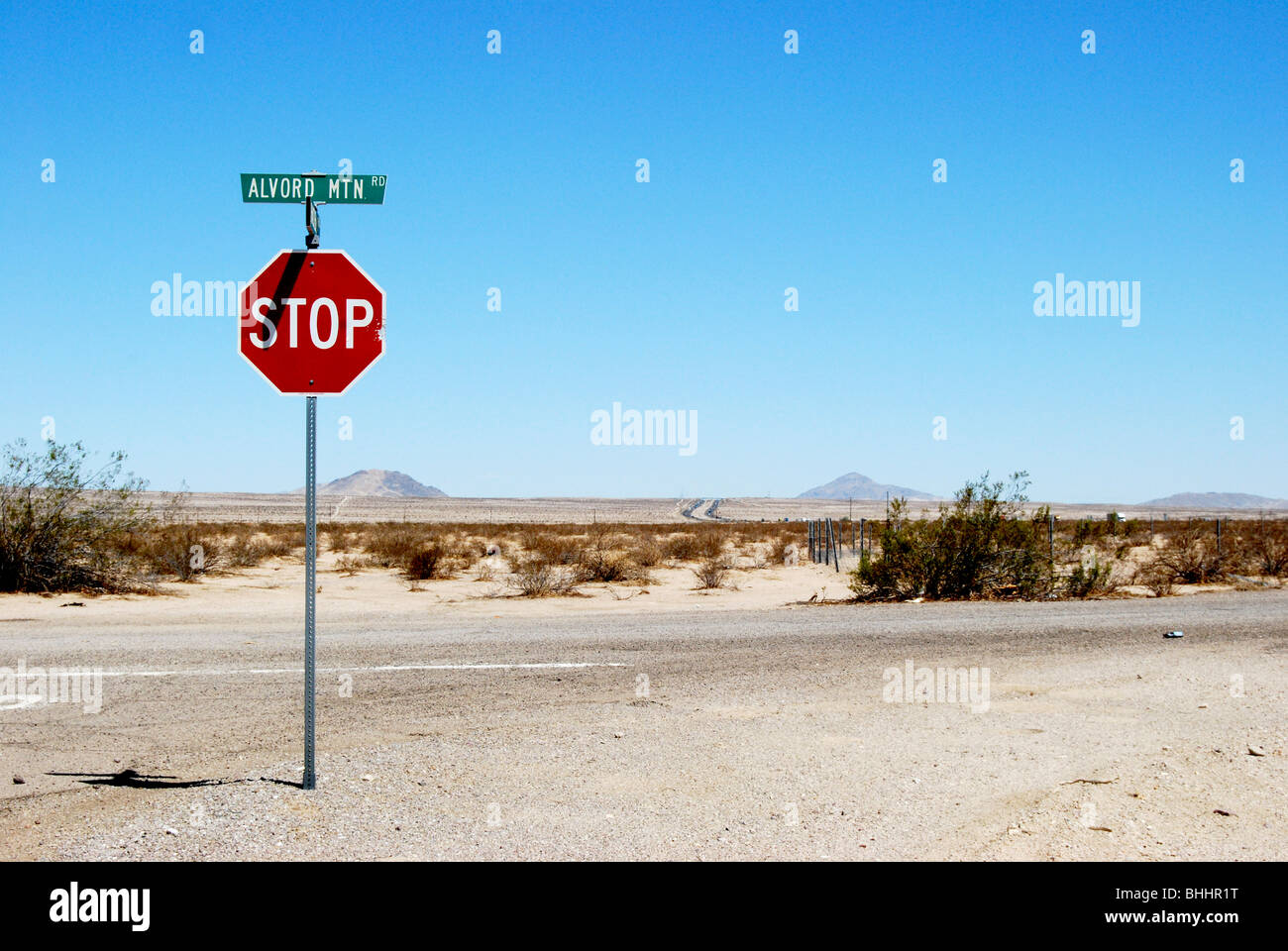lone stop sign located in the desert of calfornia, usa Stock Photo - Alamy