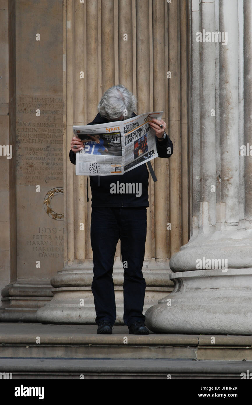 Newspaper column hi-res stock photography and images - Alamy