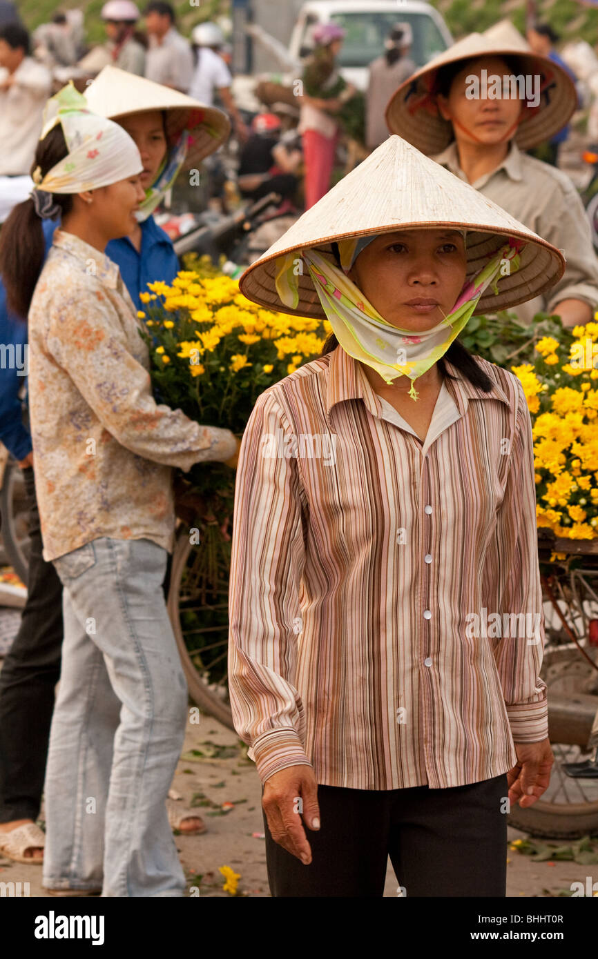 Vietnamese women at the morning flower market in Hanoi, Vietnam Stock ...