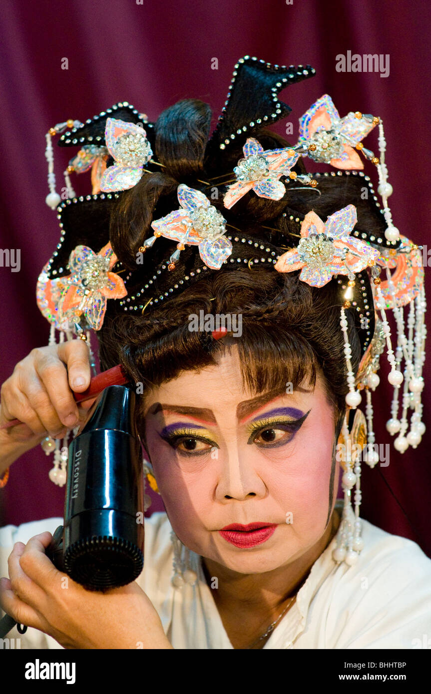 Chinese Opera Performer prepare for the show Stock Photo - Alamy
