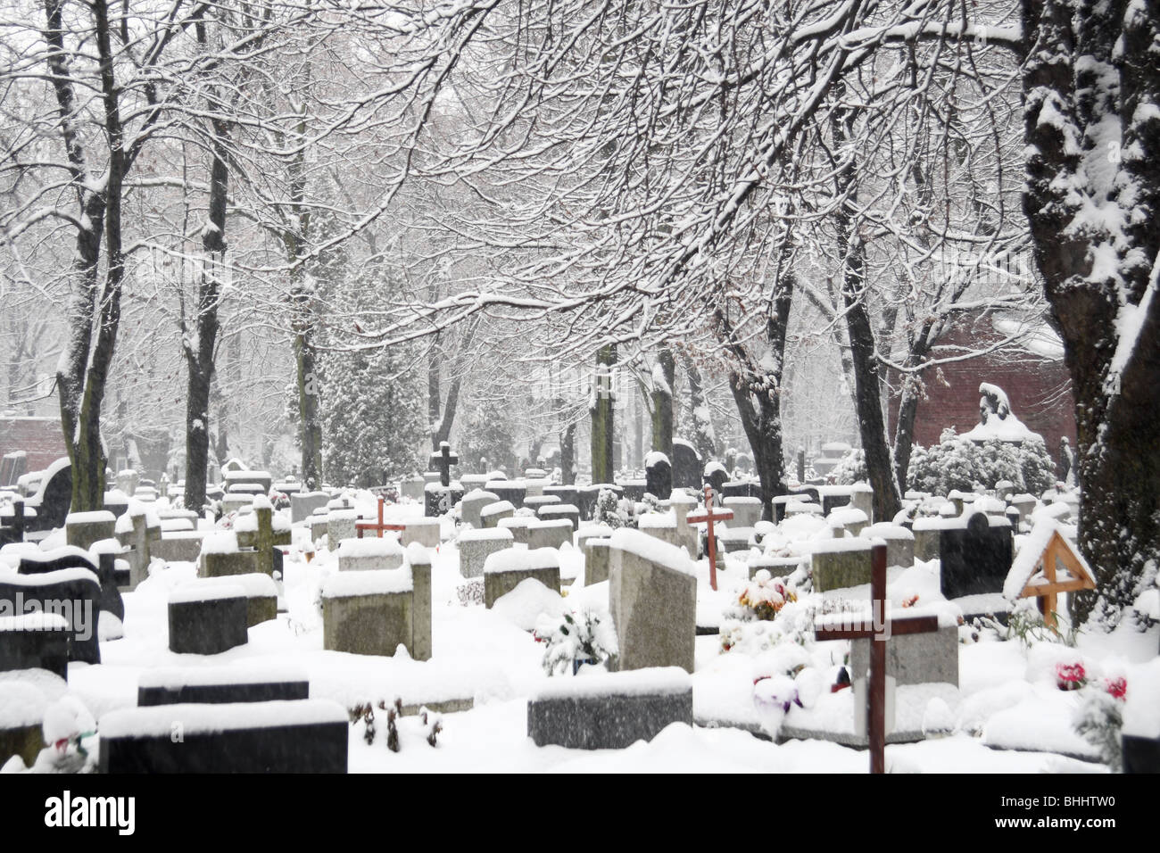 Snow covered cemetery hi-res stock photography and images - Alamy