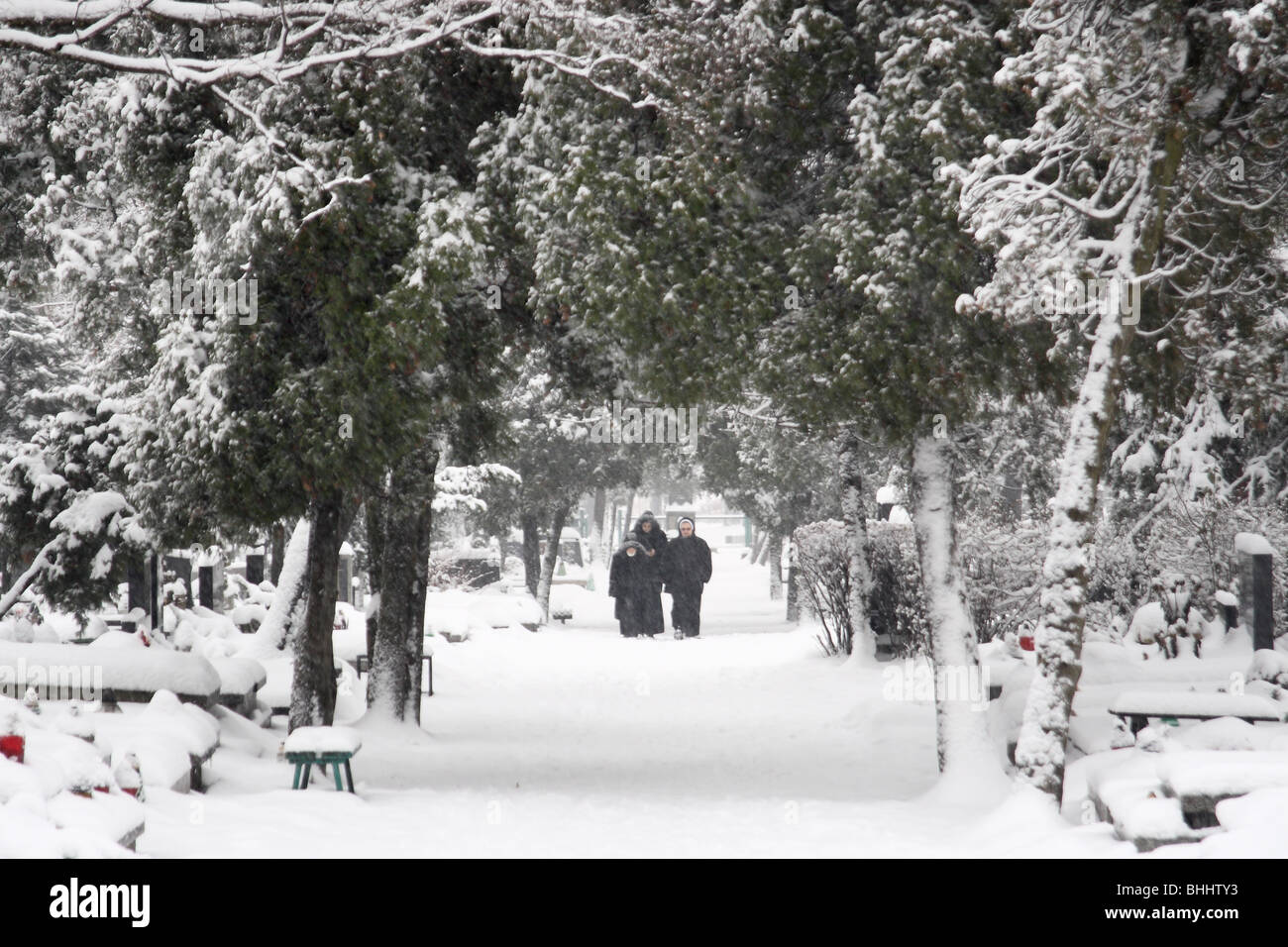Snowfall cemetery hi-res stock photography and images - Alamy