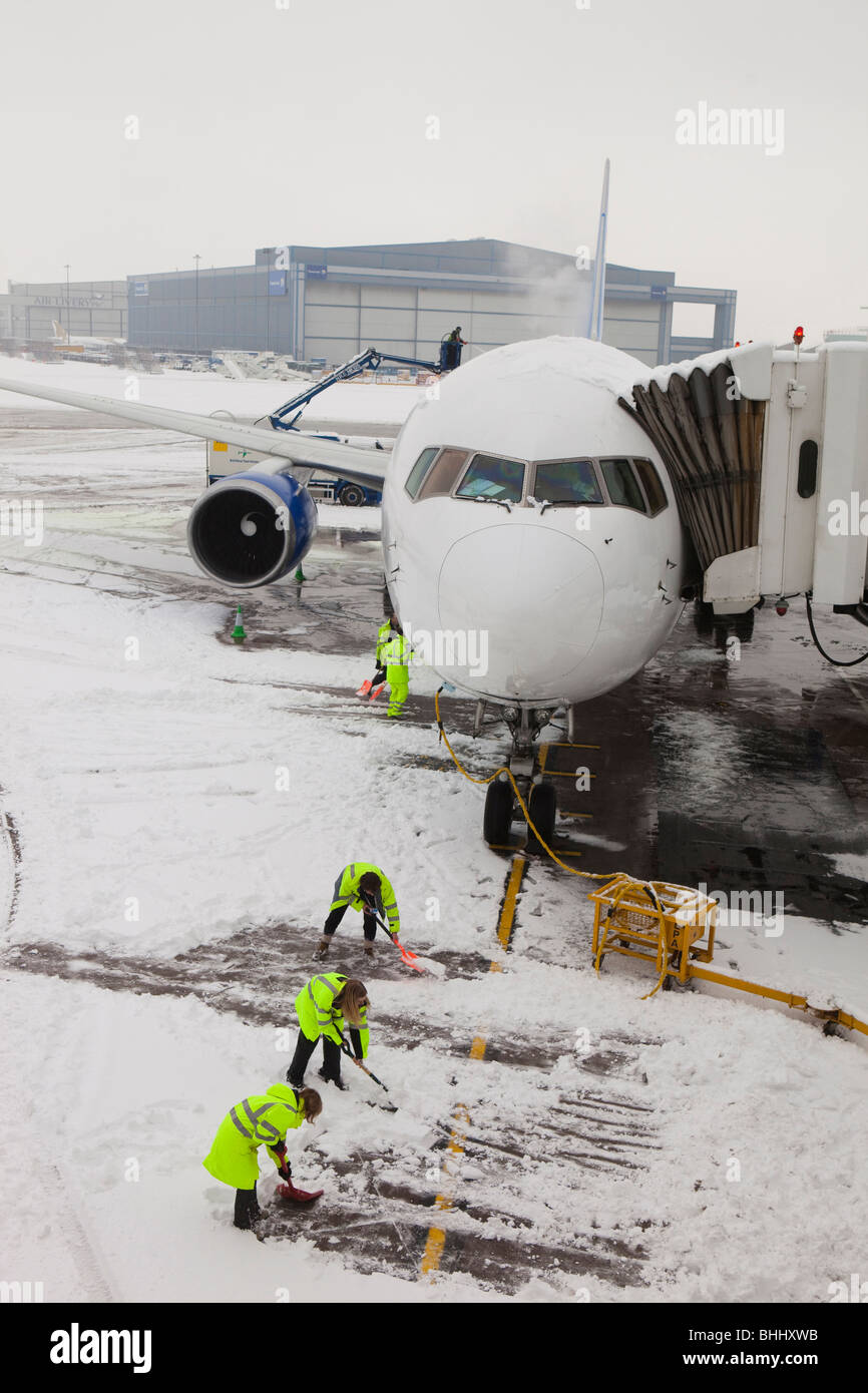 Aircraft de icing hi-res stock photography and images - Alamy