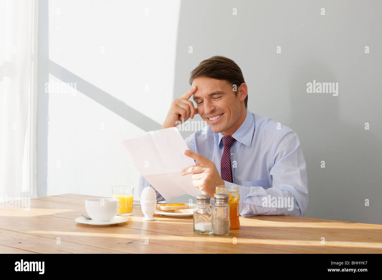 man reading a letter Stock Photo - Alamy