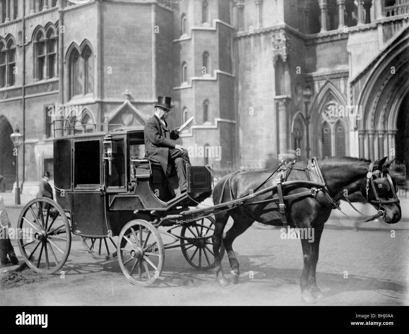 Horse drawn carriage london hi-res stock photography and images - Alamy
