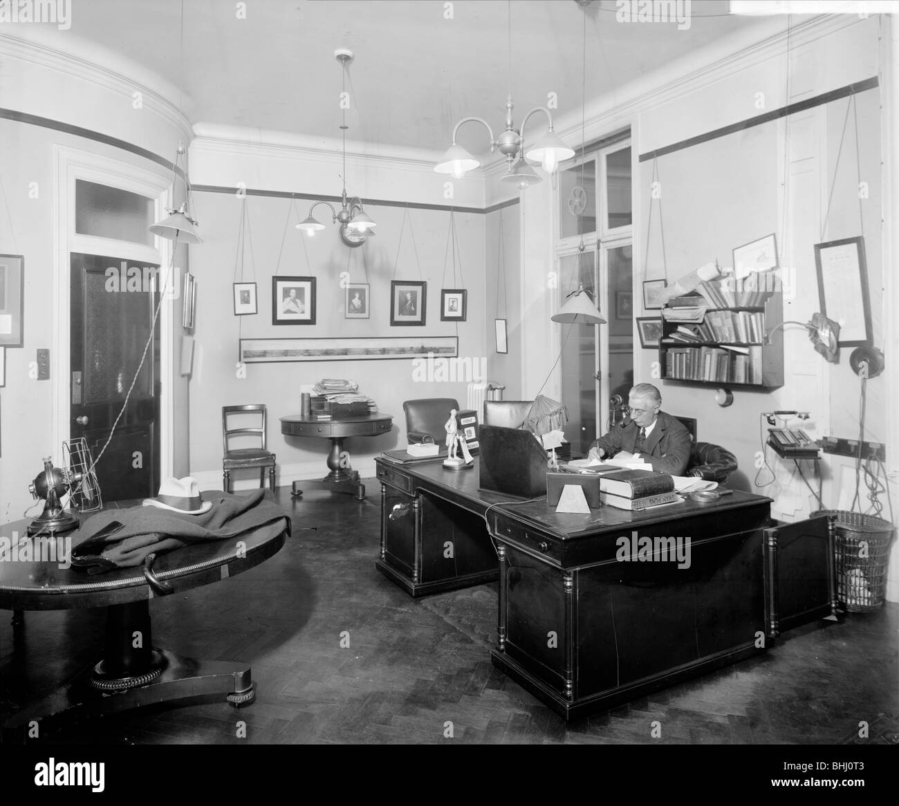 Post office england inside hi-res stock photography and images - Alamy