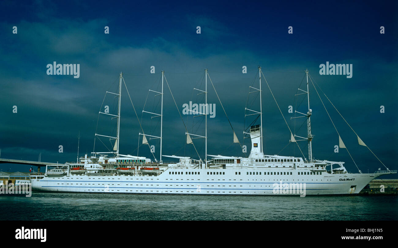 Side view of big yacht Stock Photo - Alamy