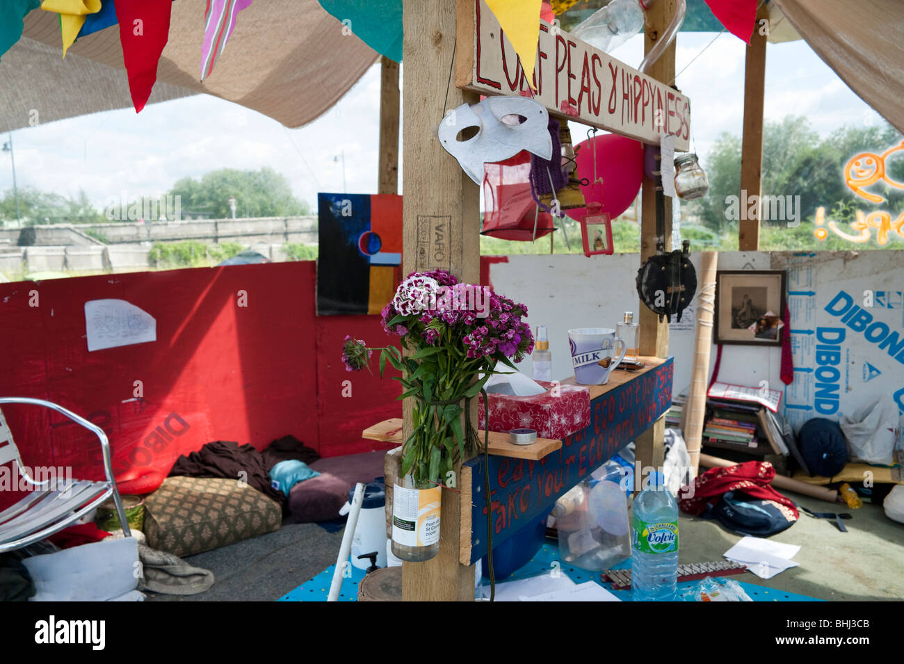 Kew Bridge Eco Village - interior of communal space with artworks ...